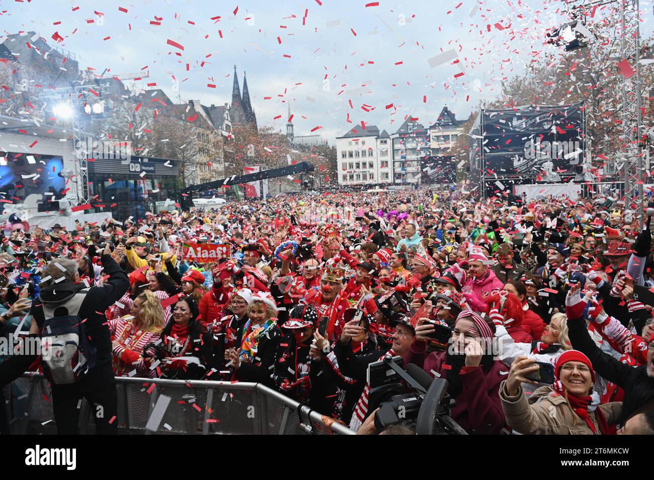 Karnevalisten in Kostüm vor der Bühne am 11.11.2023 in Köln bei der ...