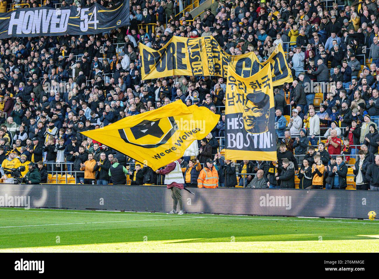 Wolves fans wave flags wolverhampton hi-res stock photography and ...