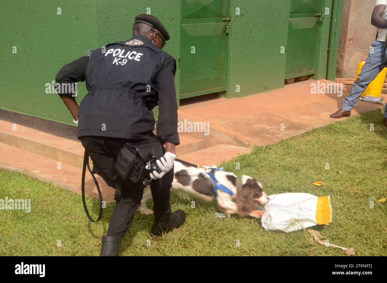 (231111) -- KAMPALA, Nov. 11, 2023 (Xinhua) -- A Ugandan police follows ...