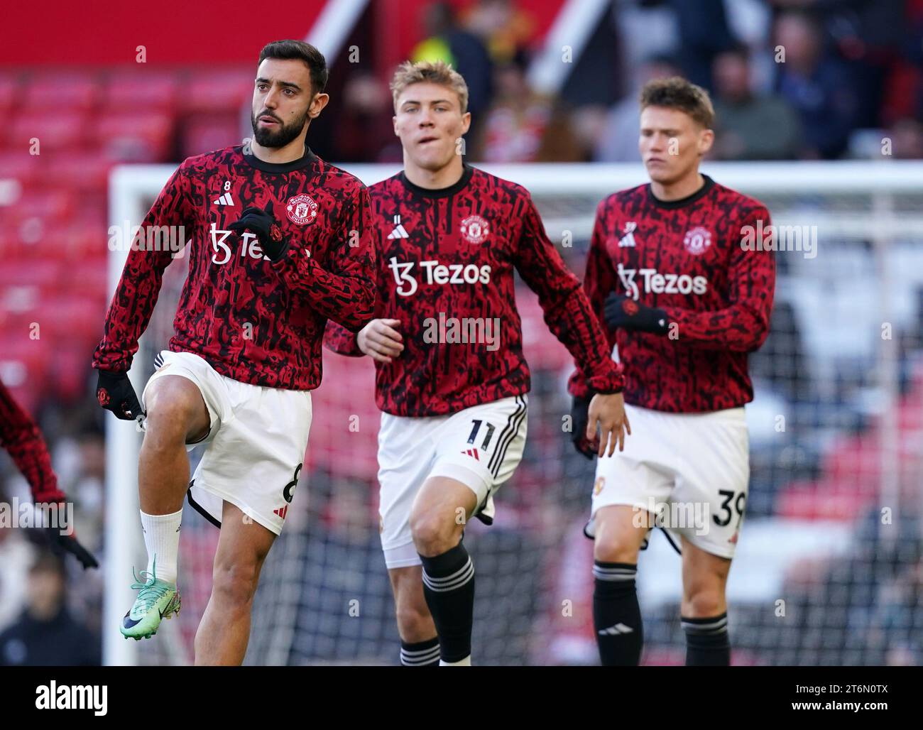 Manchester United's Bruno Fernandes (left) and Rasmus Hojlund warming ...
