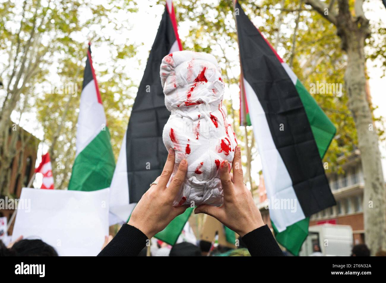 France burning fire flag war hi-res stock photography and images - Alamy