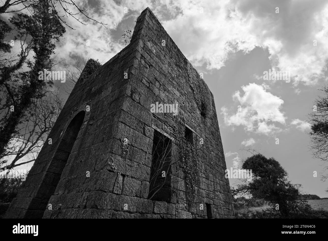 Vintage Tin Mine chimney stack and mine house Cornwall Stock Photo - Alamy