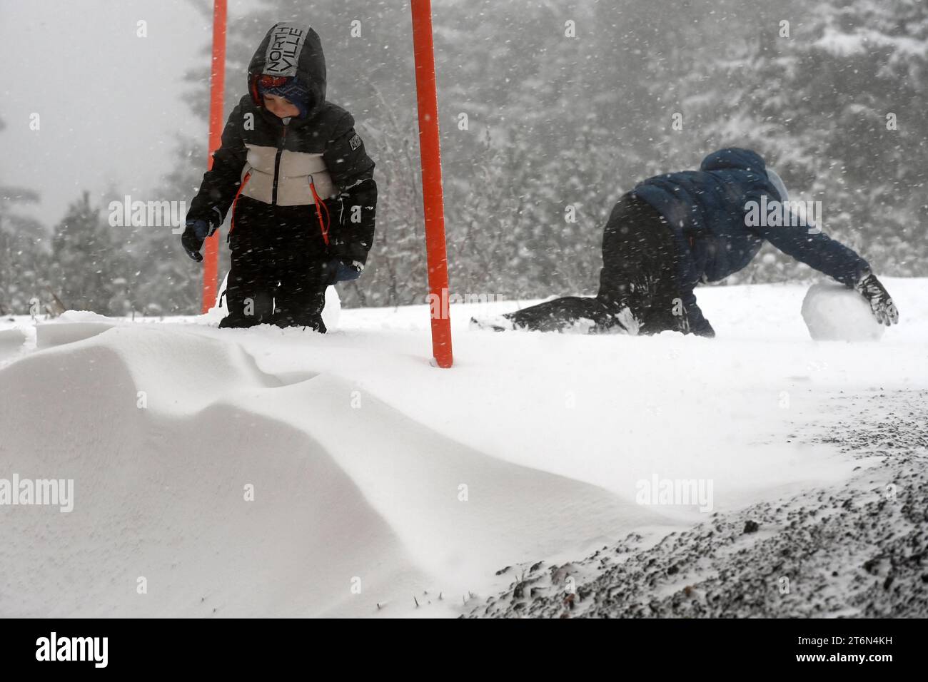 About 10 cm of snow fell on the ridges of the Ore Mountains in Klinovec ...