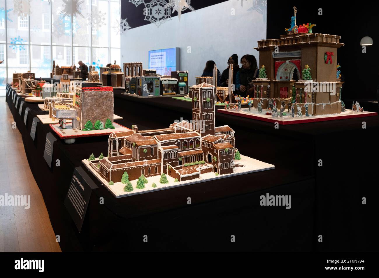 Photo by: NDZ/STAR MAX/IPx 2023 11/10/23 Gingerbread houses depicting New York City landmarks on ...