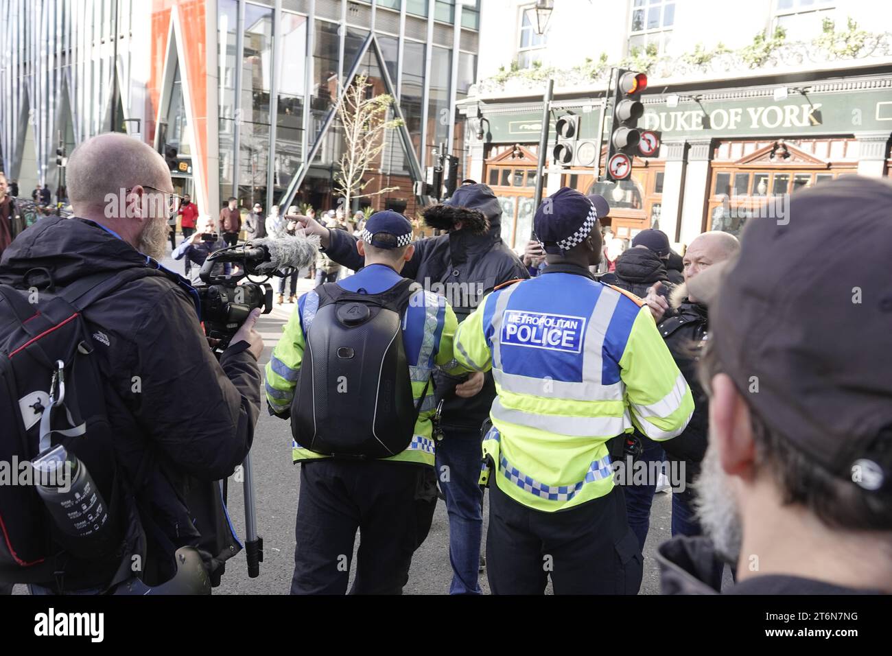 Victoria, South West London, UK. 11th November, 2023 The Met police are ...