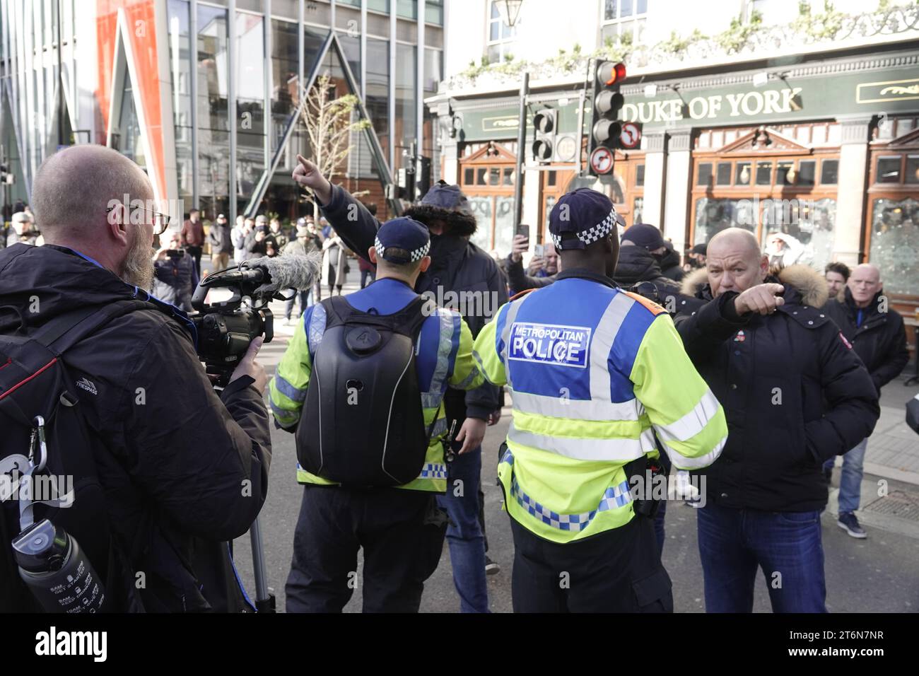 Victoria, South West London, UK. 11th November, 2023 The Met police are ...