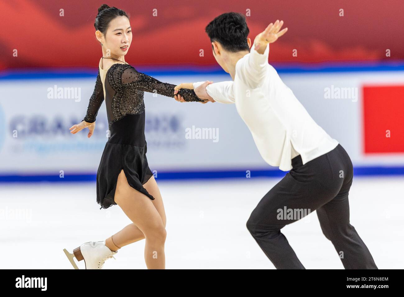 (231111) -- CHONGQING, Nov. 11, 2023 (Xinhua) -- Peng Cheng (L)/Wang ...