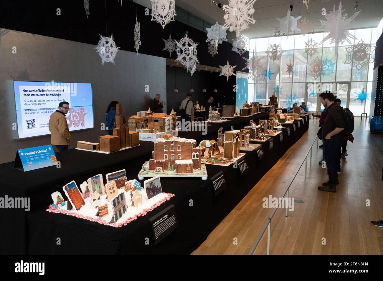 Photo by: NDZ/STAR MAX/IPx 2023 11/10/23 Gingerbread houses depicting New York City landmarks on ...