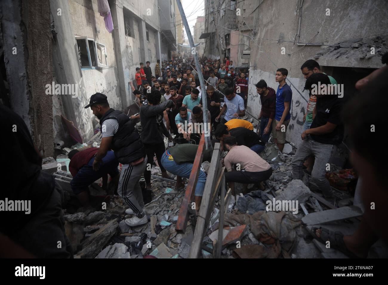 People search for victims amid the rubble of houses hit by Israeli ...