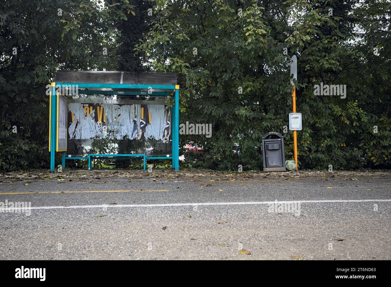 Empty bench at a bus stop hi-res stock photography and images - Alamy