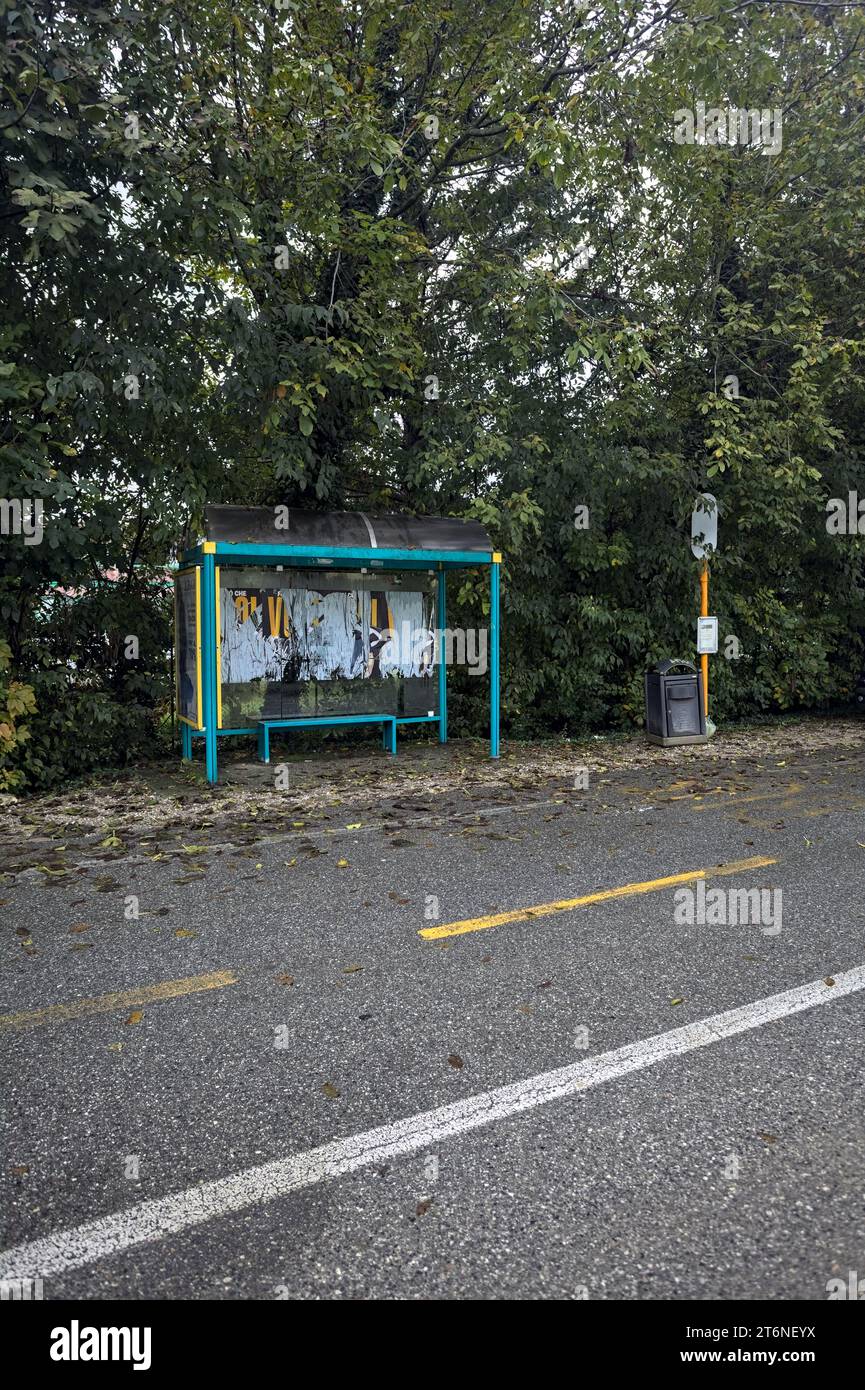 Bench bus stop roadside hi-res stock photography and images - Alamy