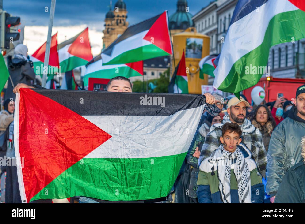 Pro-Palästina-Demo, Demozug vom Odeonsplatz zum Siegestor und zurück ...