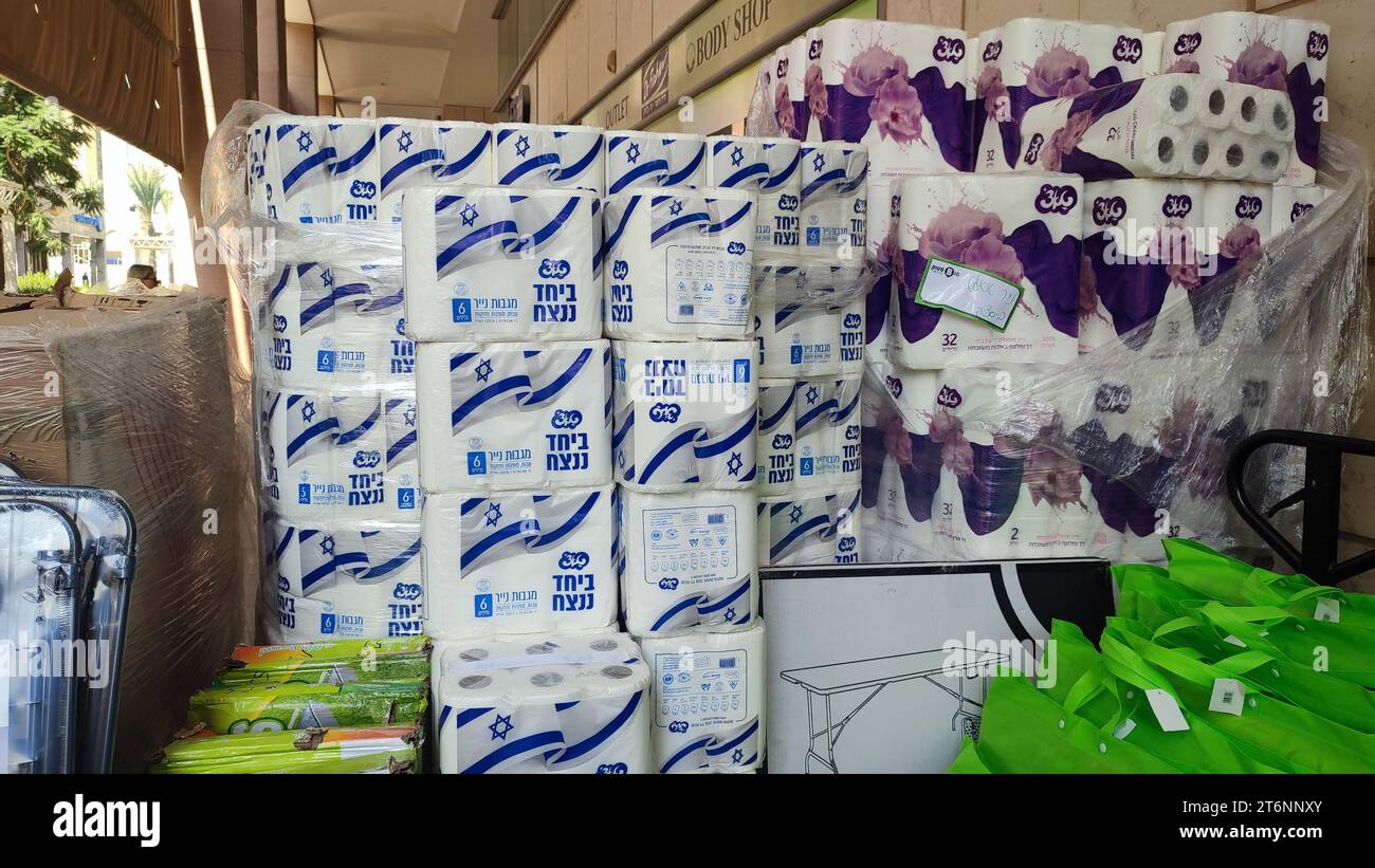 Quality toilet roll hi-res stock photography and images - Alamy