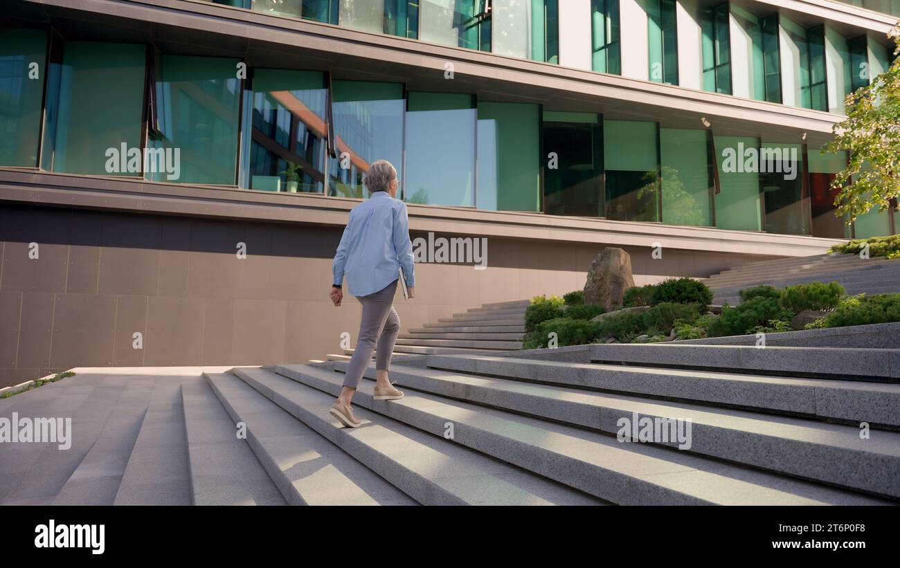 Back view businesswoman middle-aged lady manager CEO entrepreneur ...