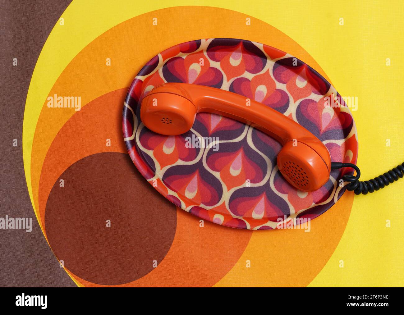 Telefon GER, 20231105, Symbolbild, Telefonhörer aus den siebigern, der ...