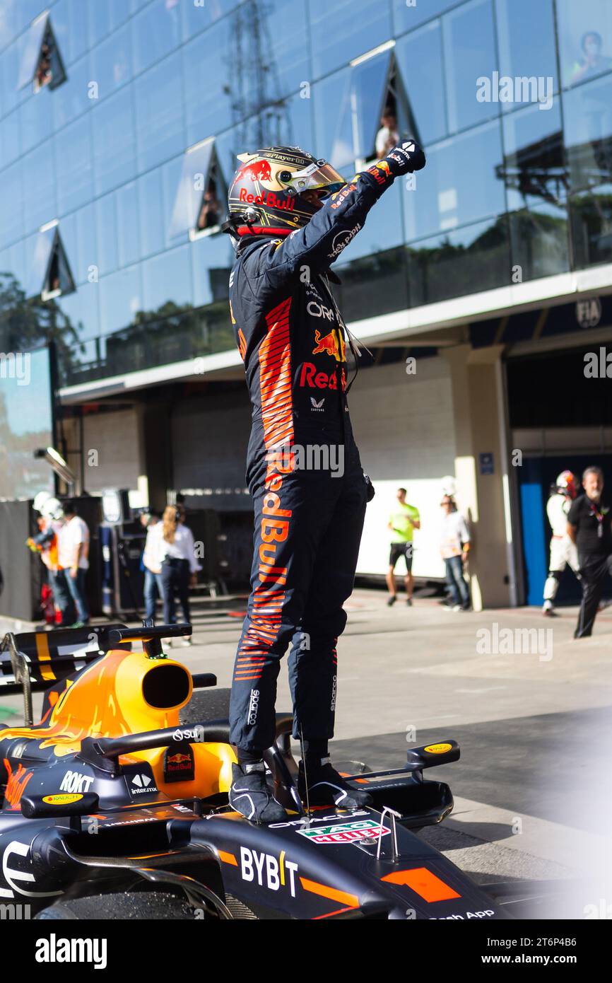 MAX VERSTAPPEN of RED BULL RACING HONDA RBPT celebrates with MECHANICS ...