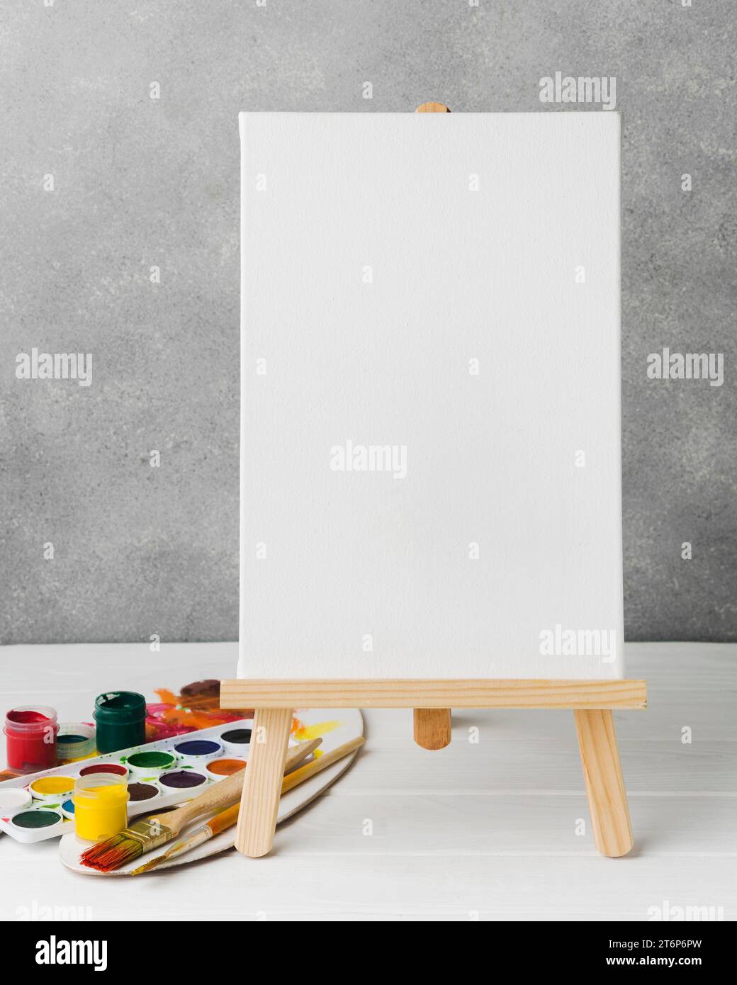 Canvas easel color palette Stock Photo - Alamy