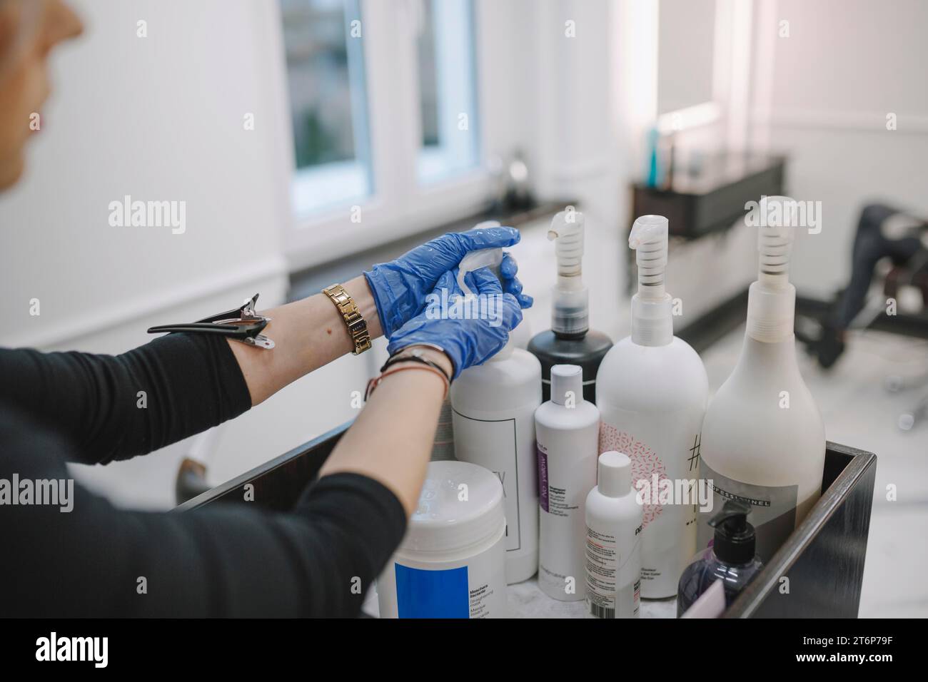 Using shampoo hi-res stock photography and images - Alamy
