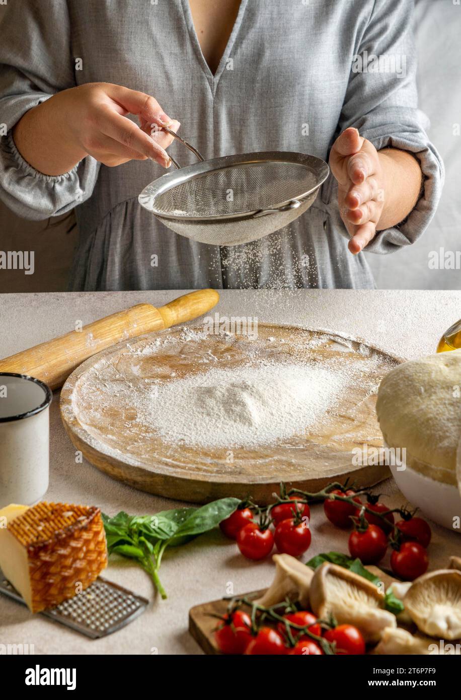 Sieving flour hi-res stock photography and images - Alamy