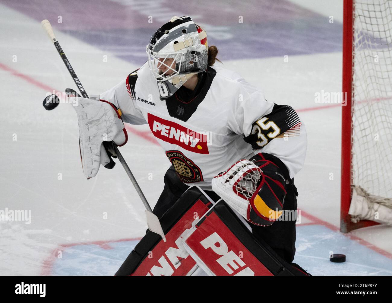10 November 2023, Bavaria, Landshut: Ice hockey, women: Nations ...