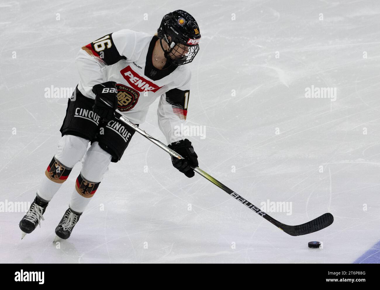 10 November 2023, Bavaria, Landshut: Ice hockey, women: Nations ...