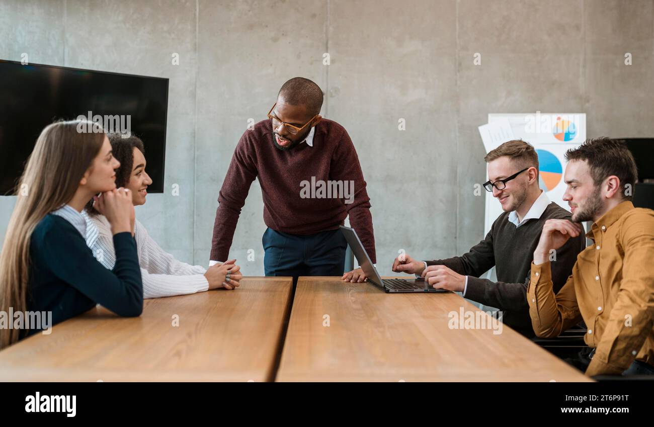People office table during meeting Stock Photo - Alamy