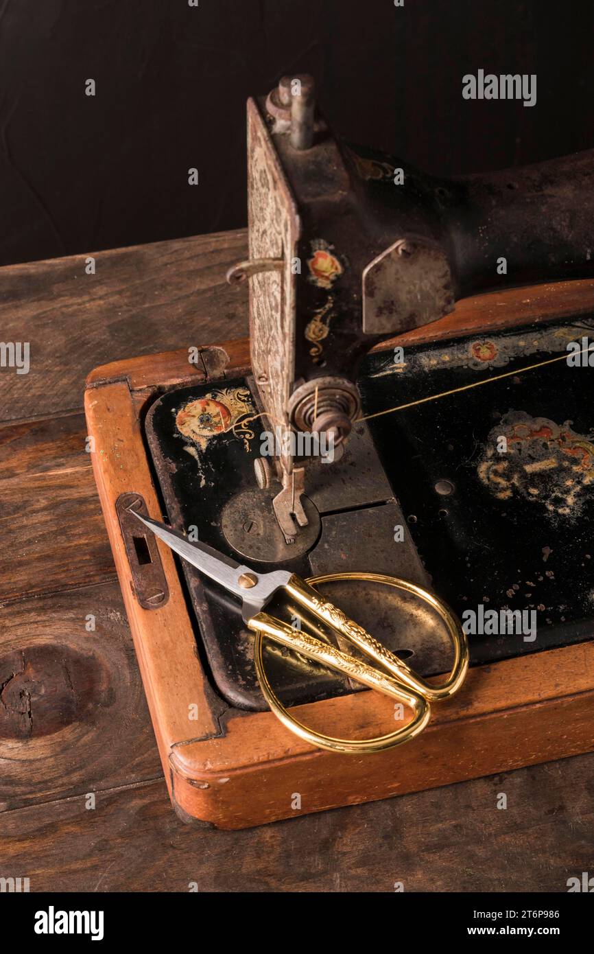 Pretty scissors old sewing machine Stock Photo - Alamy