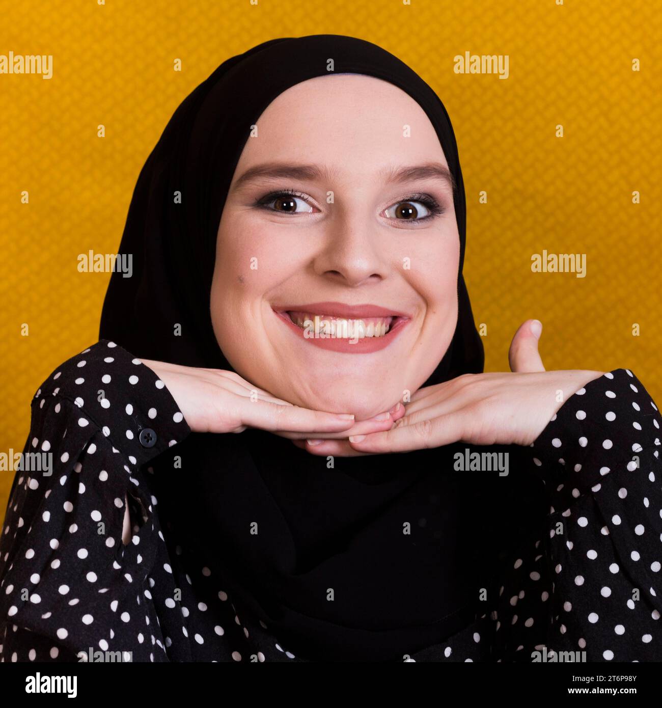 Pretty smiling islamic woman looking camera Stock Photo - Alamy