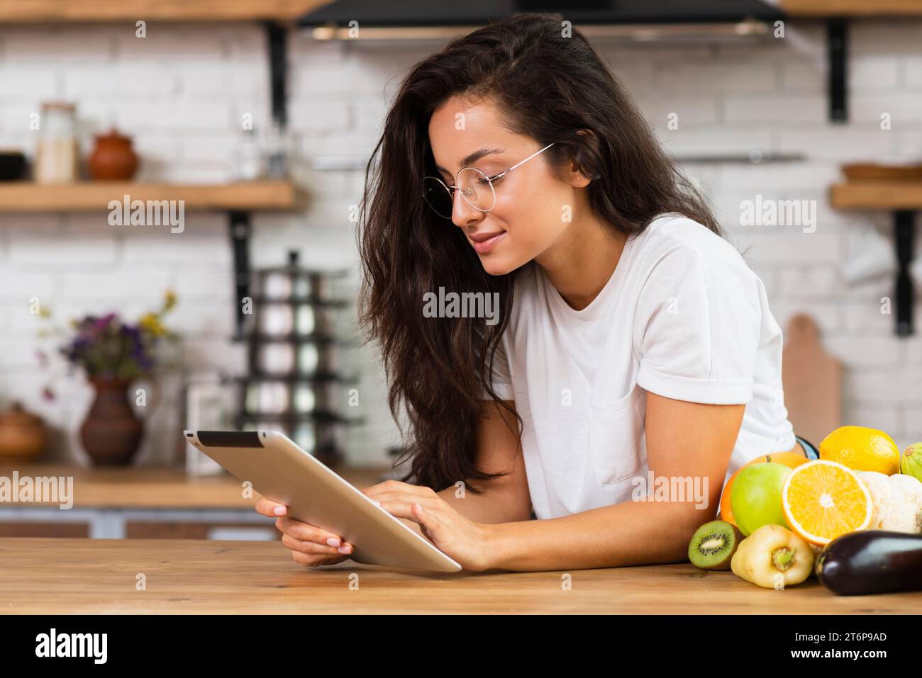 Side view brunette woman with tablet Stock Photo - Alamy
