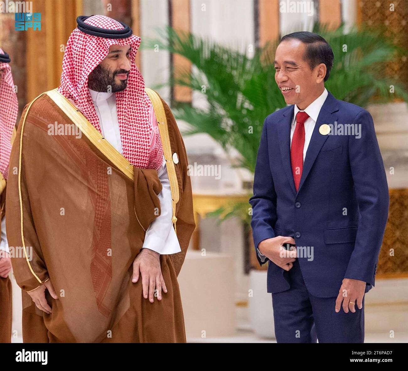 Saudi Crown Prince Mohammed bin Salman (L) talks with Indonesia's ...