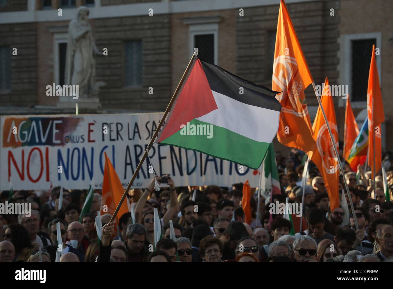 Giorgia meloni italian flag hi-res stock photography and images - Alamy