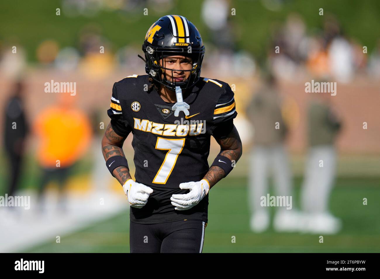 Missouri defensive back Kris Abrams-Draine warms up before the start of ...
