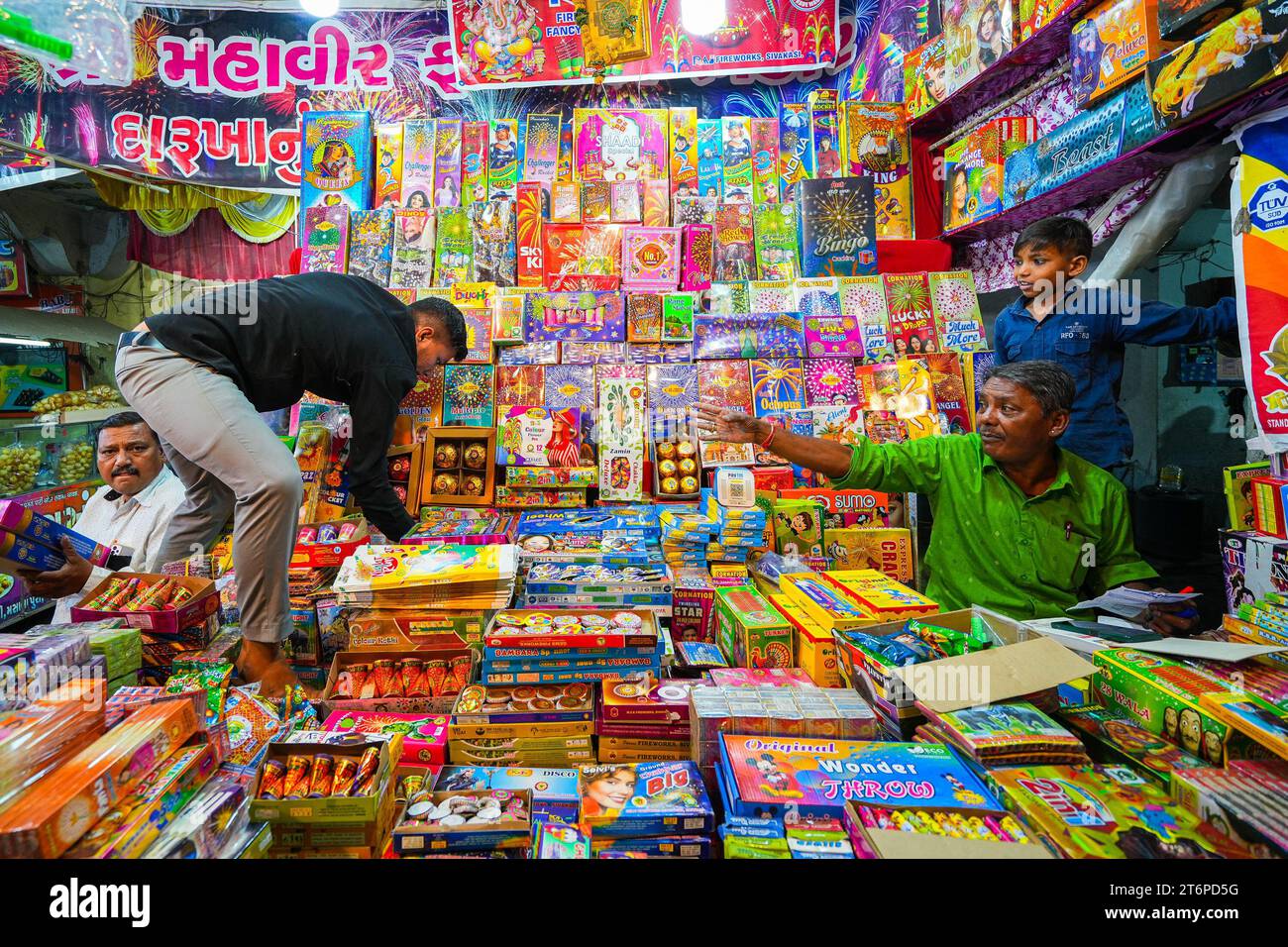 Crackers firecrackers india hi-res stock photography and images - Alamy