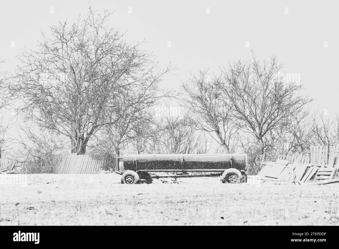Wooden wagon wheel in snow hi-res stock photography and images - Alamy