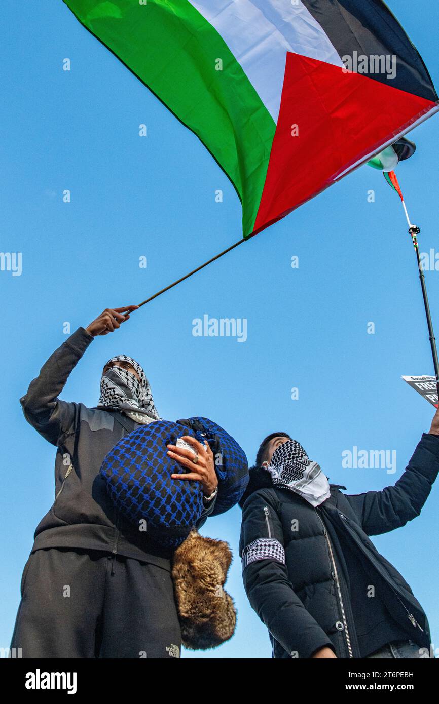 London, UK. 11 November, 2023. Palestinian flags waved on Vauxhall ...