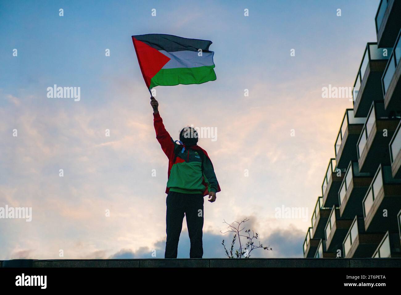 London, UK. 11 November, 2023. Palestinian flags waved on Vauxhall ...