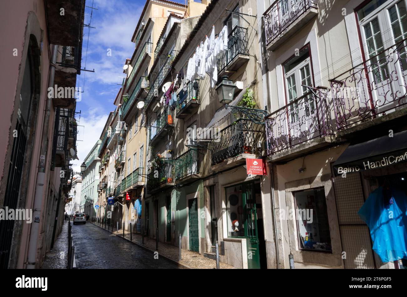 Old apartments lissabon hi-res stock photography and images - Alamy