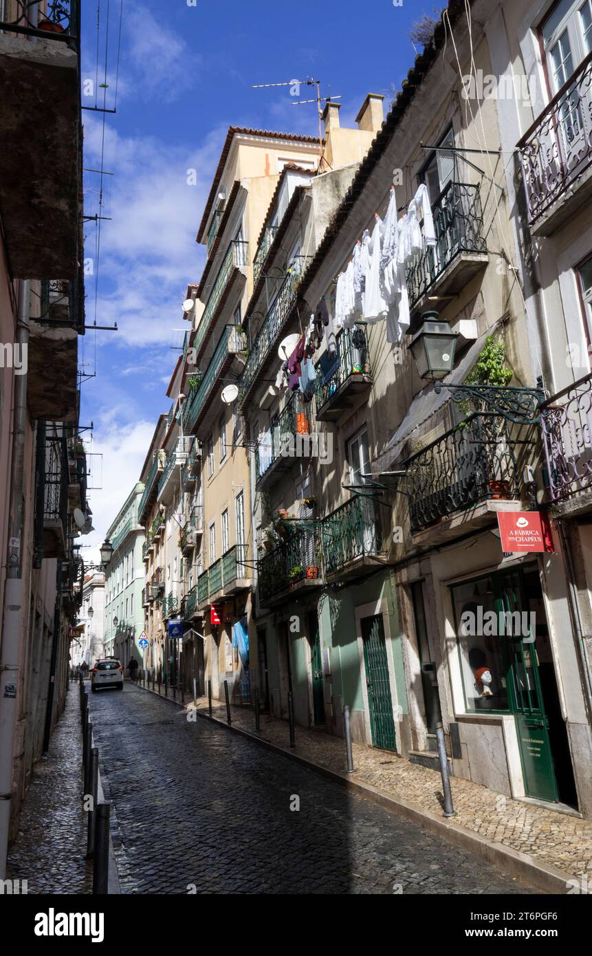 PRODUCTION - 27 October 2023, Portugal, Lissabon: White laundry hangs ...