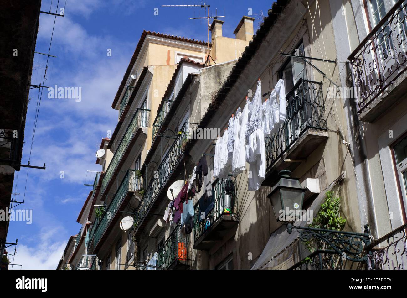 Old apartments lissabon hi-res stock photography and images - Alamy