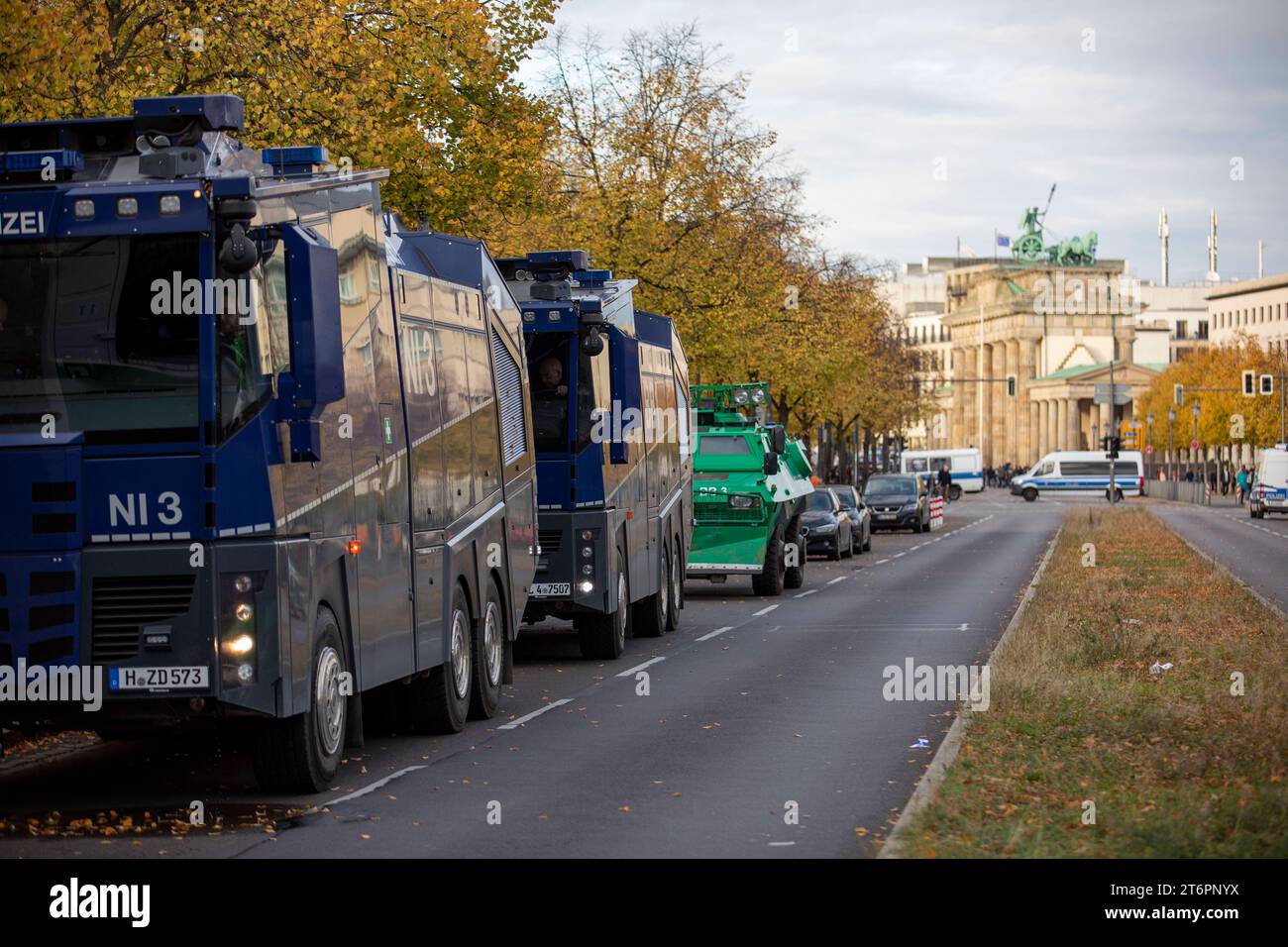 Polizei im Großeinsatz: Wasserwerfer stehen in Bereitschaft ...