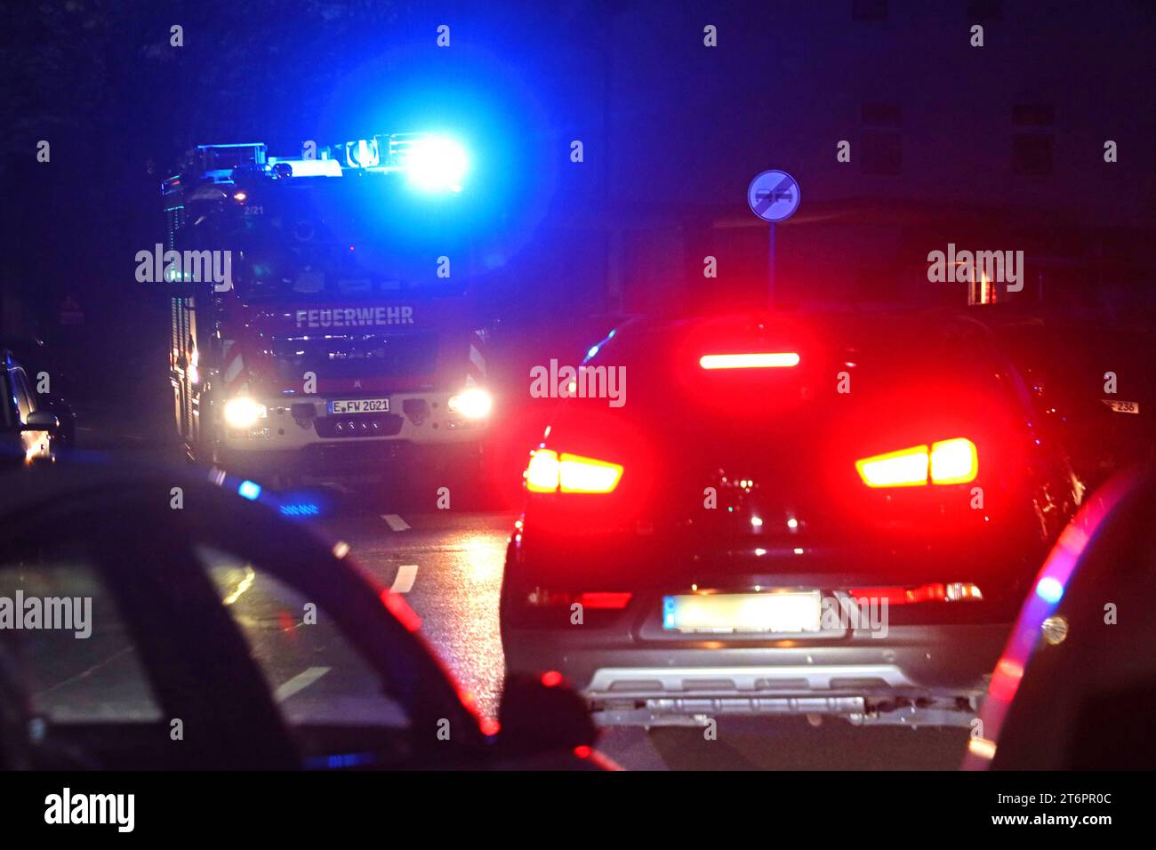 Feuerwehr in der Stadt. Einsatzfahrzeug der Feuerwehr im Einsatz. Essen ...
