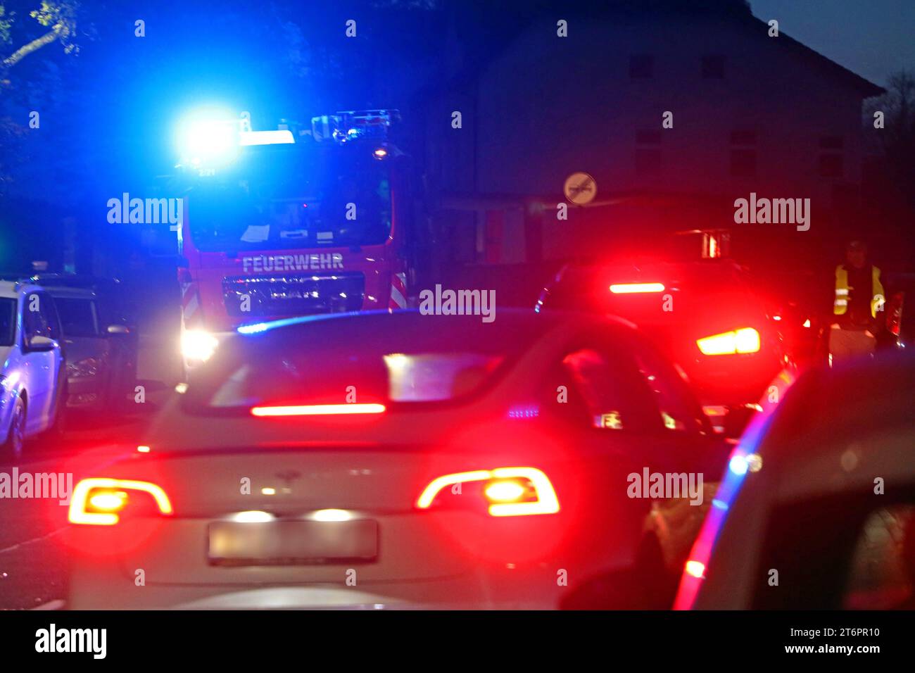 Feuerwehr in der Stadt. Einsatzfahrzeug der Feuerwehr im Einsatz. Essen ...