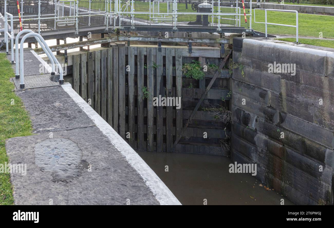 Tow behind boat hi-res stock photography and images - Alamy