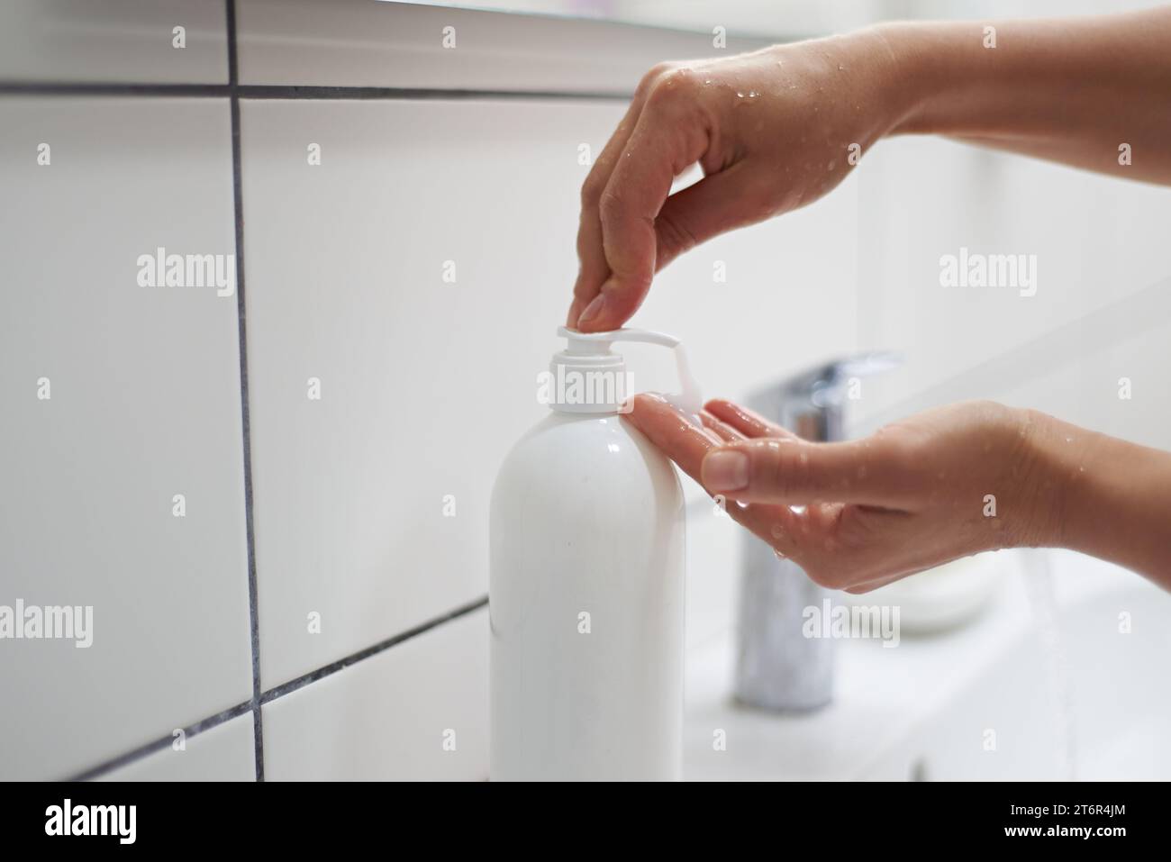 Close up hands squeezing moisturizing hi-res stock photography and ...