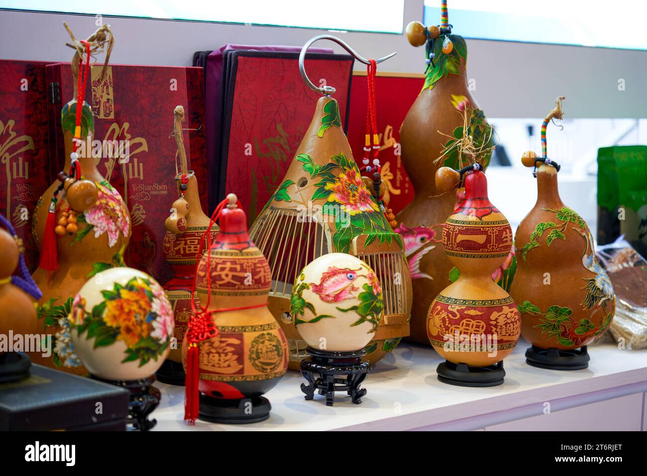 Handicrafts with traditional Chinese festival meanings, gourd carvings ...