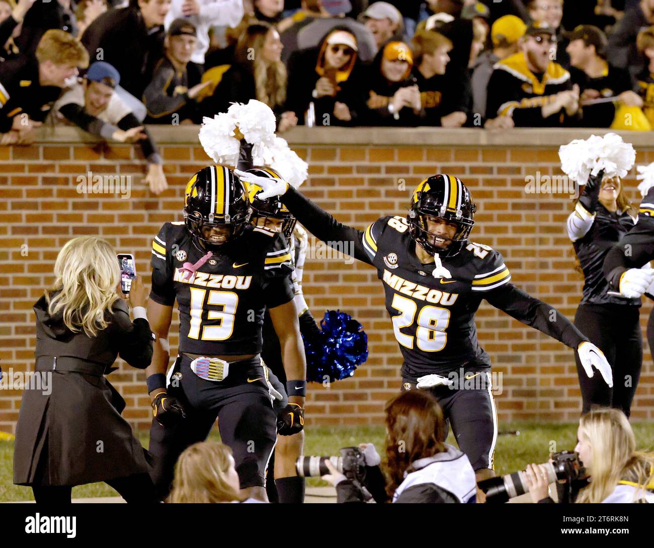 Missouri defensive back Daylan Carnell is congratulated by Joseph ...