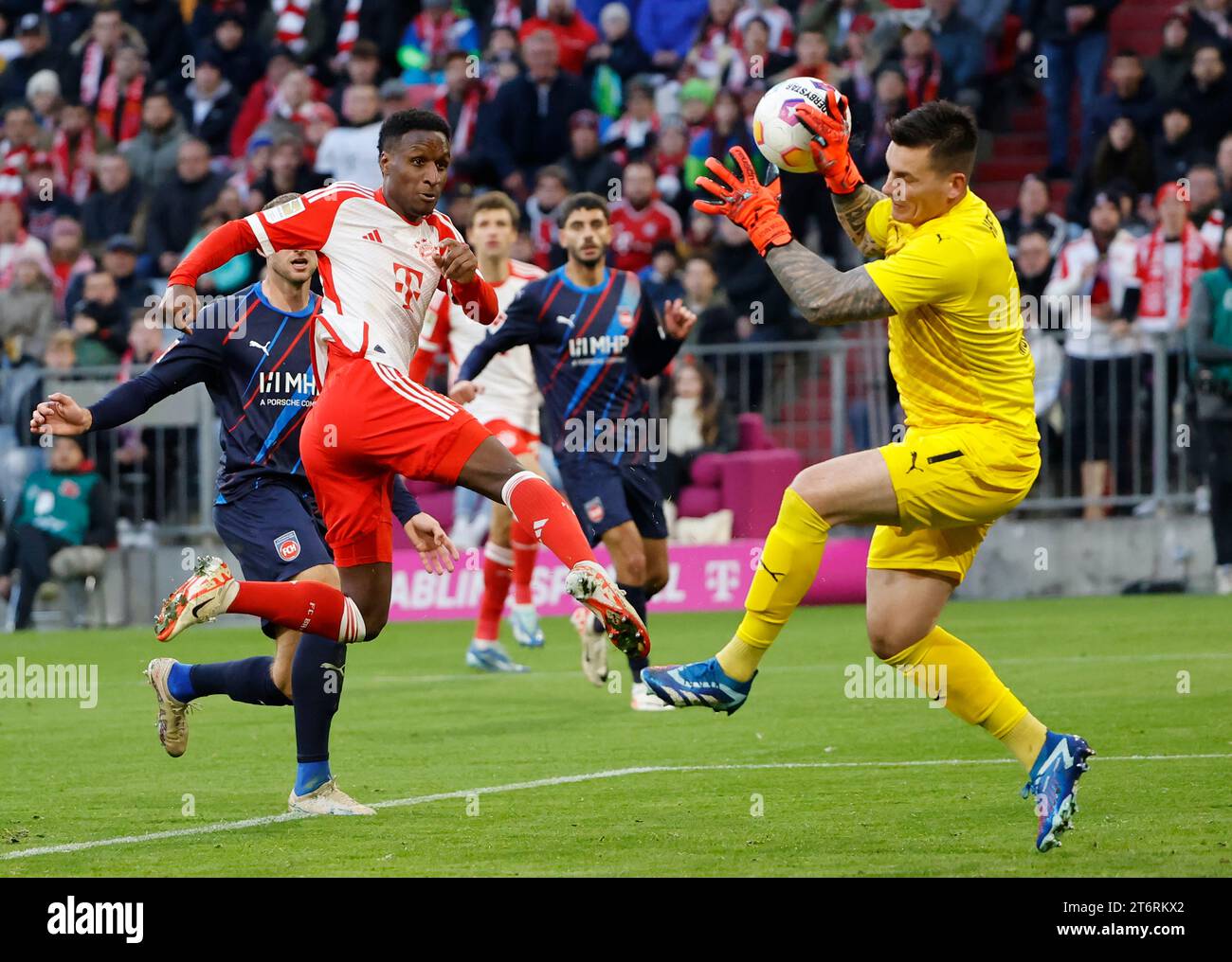 (231112) -- MUNICH, Nov. 12, 2023 (Xinhua) -- Kevin Mueller (R ...