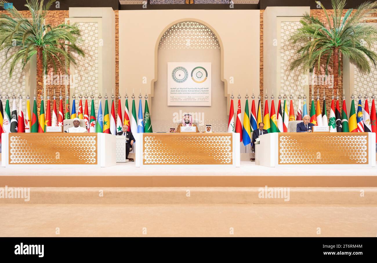 (231112) -- RIYADH, Nov. 12, 2023 (Xinhua) -- Saudi Crown Prince and ...