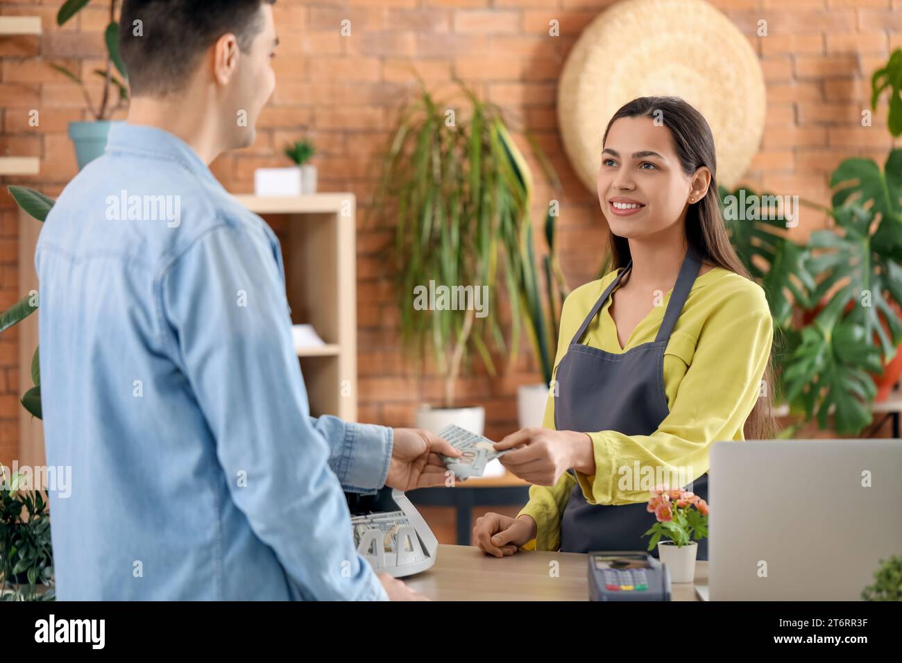 Female seller receiving payment hi-res stock photography and images - Alamy