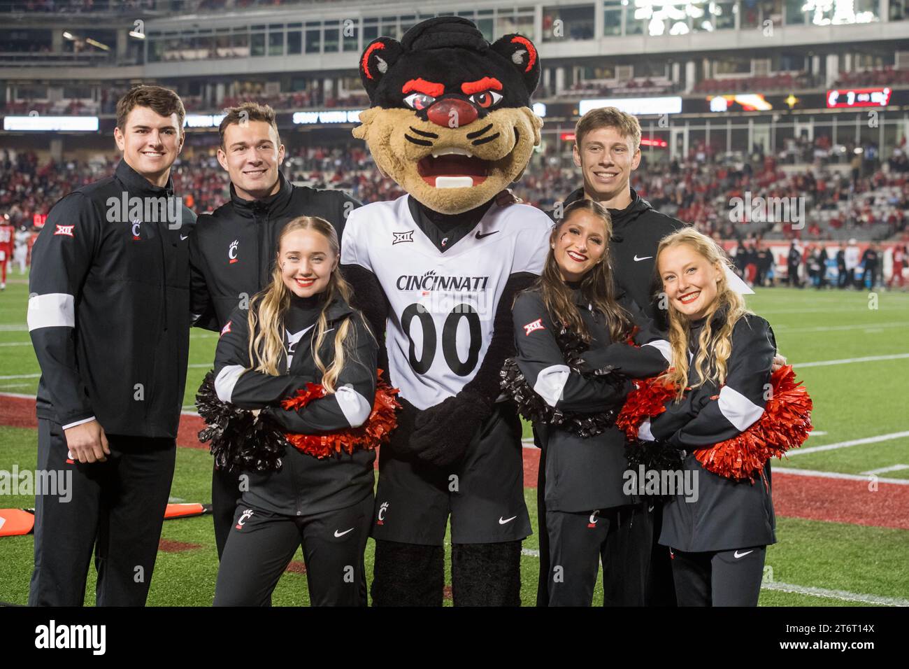 University of cincinnati cheerleaders hi-res stock photography and ...